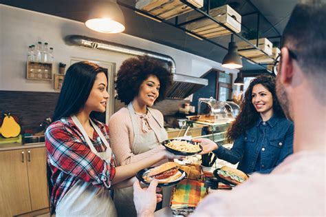 젊은 이들이 패스트 푸드 레스토랑에서 햄버거와 감자 튀김을 먹는 즉석식에 대한 스톡 사진 및 기타 이미지 즉석식 패스트