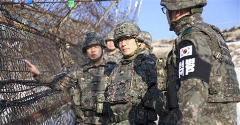 최전방 철책선 살피는 박정환 육군참모총장