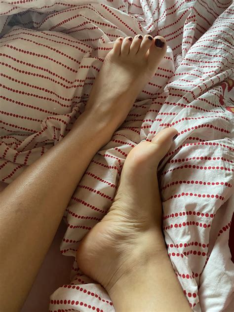 Do You Want My Pretty Feet Scrolller