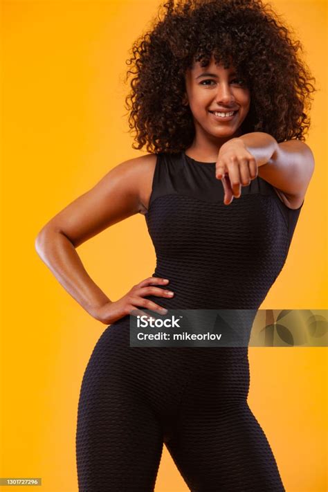 라이프 스타일 개념 곱슬 머리를 가진 아름다운 행복하고 춤추는 아프리카 계 미국인 여성의 초상화 노란색 스튜디오 배경 공간을 복사합니다 검은색에 대한 스톡 사진 및 기타