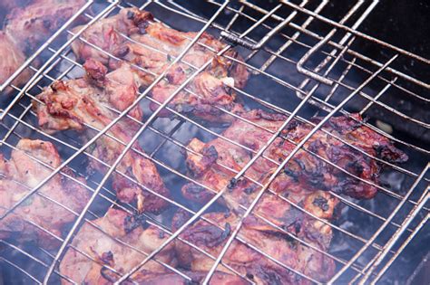 바베큐 그릴 석탄뼈에 있는 양고기고기와 석탄에서 연기 거리에 대한 스톡 사진 및 기타 이미지 거리 고기 굽기 Istock