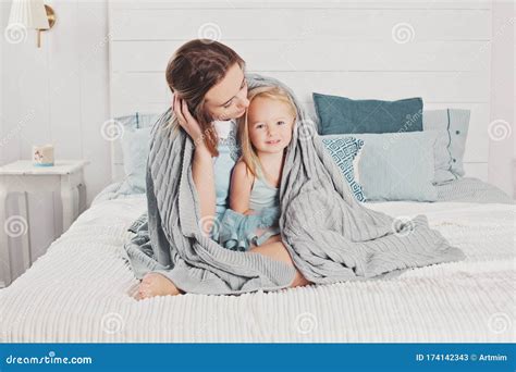 Moeder En Dochter Samen Onder De Deken Thuis Stock Afbeelding Image