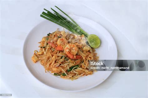 태국 스타일 국수 패드 태국어 볶음된 쌀국수 새우 흰색 배경에 흰색 접시에 야채와 함께 제공합니다 태국의 국가 메인 요리 중 하나입니다 태국에서 인기 있는 음식 0명에 대한