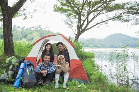 Camping Junto A Un Lago Con Amigos Foto Premium