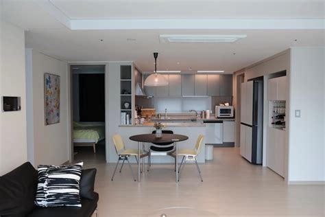 묵직한 블랙과 통통튀는 옐로우가 만나면 🖤💛 라이프스타일 슈퍼앱 오늘의집