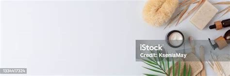 제로 폐기물 지속 가능하고 환경 친화적 인 라이프 스타일 화이트 백그라운드에 친환경 천연 세정 제품 세트 플랫 레이 복사 공간