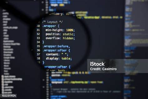 실제 css 코드 개발 화면입니다 프로그래밍 워크플로 추상 알고리즘 개념입니다 css의 라인 확대 렌즈 아래 보이는 코드