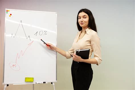 플립차트에 그래프를 그리는 자신감 있는 여자 변화를 보여줍니다 직원과의 만남 복사 공간 25 29세에 대한 스톡 사진 및 기타 이미지 Istock