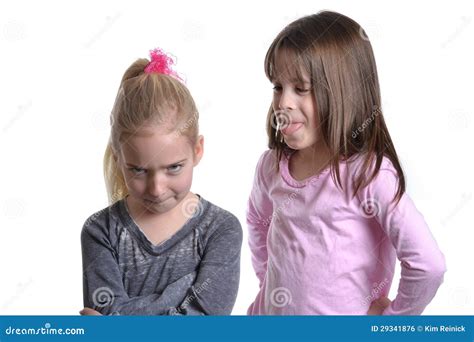 Het Plagen Van Meisjes Stock Foto Image Of Kinderen