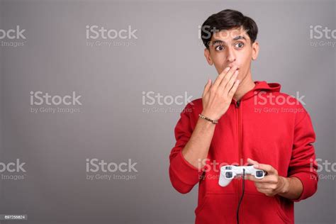 회색 배경 빨간 자 켓을 입고 젊은 페르시아 10 대 소년의 스튜디오 샷 18 19세에 대한 스톡 사진 및 기타 이미지 18 19세 Brand Name Video