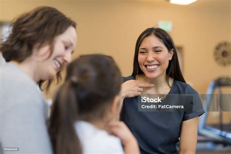 언어 치료사는 유치원 시대의 민족 소녀와 함께 작동 발음에 대한 스톡 사진 및 기타 이미지 발음 연설 건강 진단 Istock