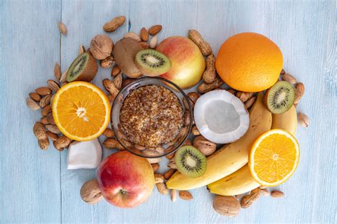 파란색 배경에 건강 한 채식 원시 식품 테이블에 꿀과 과일과 견과류 천연 유기농 달콤한 디저트 건강관리와 의술에 대한 스톡 사진 및 기타 이미지 Istock