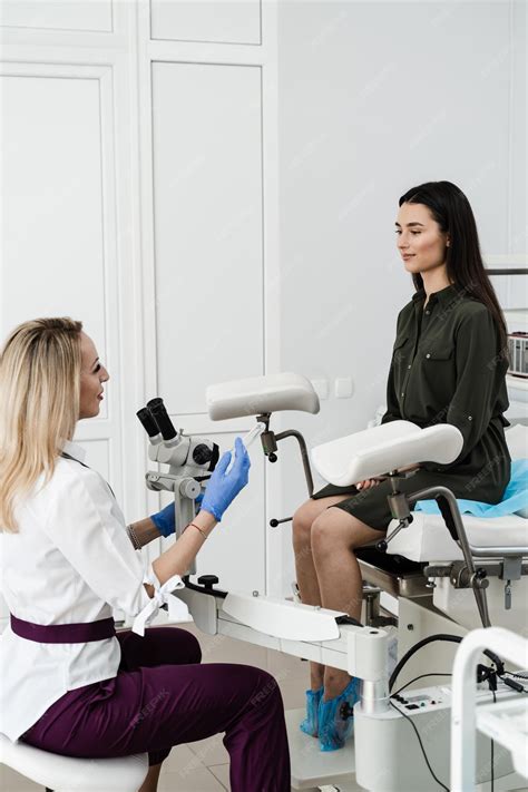 Le Gynécologue Tient Un Spéculum Pour La Procédure De Colposcopie Afin