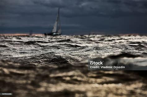 폭풍우가 몰아치는 날씨에 바다에서 범선 흐린 배경 폭풍우 치는 구름 하늘 돛 레가타 물 속의 돛의 반사 물의 큰 파도 0명에 대한 스톡 사진 및 기타 이미지 Istock