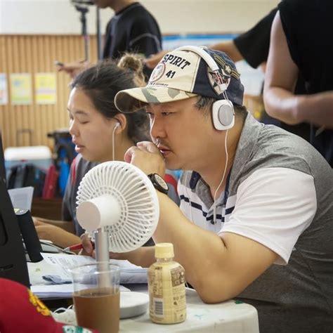 아 사람들이 많은 이유가 생각이 났다 누군가 문을 열어주지 않았는데도 문을 열고 들어왔다 알고 보니 부동산 중개인이 우리 집을 본다며 들어온 것이었다 나는 그럴 수