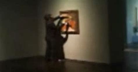 피카소 작품에 스프레이 칠복면男 추적중