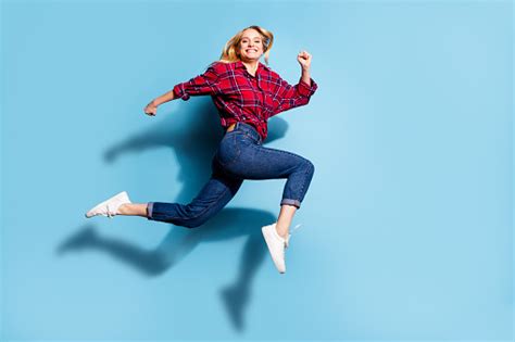 전체 길이 바디 사이즈 보기 멋진 찾고 매력적인 명랑 한 쾌활 한 소녀 착용 체크 셔츠 틸 청록색 밝은 생생한 빛 배경에 고립 된 재미 있는 드레스의 초상화 계절에 대한