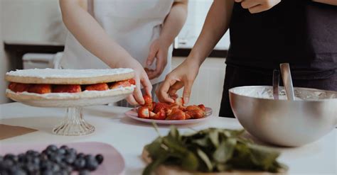가정 요리 고명 과일 디저트 달콤한 디저트 딸기 딸기 층 레시피 만들기 맛있는 미식가 믹싱 보울 베리류 베이커리 베이킹 베이킹 과정 볼루