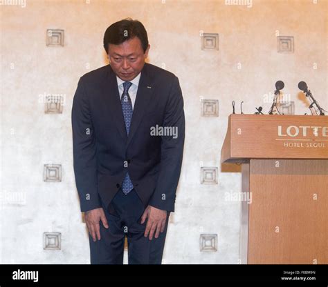 Shin Dong-bin, Aug 11, 2015 : Lotte Group head Shin Dong-bin bows to ...