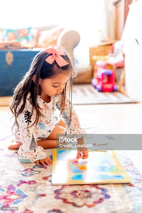 집에 있는 어린 다인종 소녀는 가족 거실이나 놀이방에서 장난감을 가지고 놀고 있다 2 3 살에 대한 스톡 사진 및 기타 이미지 2 3 살 가정 생활 가정의 방