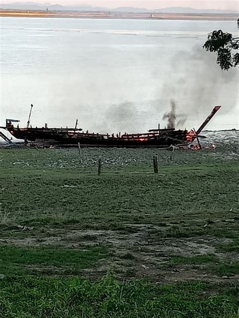 စစ်ကောင်စီလက်နက်ကြီးပစ်ခတ်မှုကြောင့် ပုဏ္ဏားကျွန်းမြို့နယ် ကျောက်ဆိပ်ရွာက ဘုတ်တစီး မီးလောင