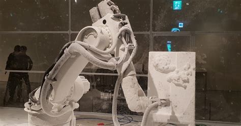 전시장 가운데서 조각 퍼포먼스하는 대형 로봇콰욜라 展