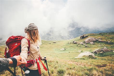 남자와 여 자가 손을 잡고 따라 안개가 산에 몇 여행자 배경 사랑에 프리 하 고 행복 한 감정을 라이프 스타일 개념을 여행 젊은