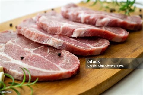 절삭판에 신선한 로즈마리와 후추를 곁들인 얇게 썬 생 돼지고기 고기 건강한 식생활에 대한 스톡 사진 및 기타 이미지 건강한 식생활 고기 고추류 Istock