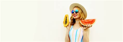 밀짚 모자 선글라스 흰색 배경에 수박과 파파야 조각을 가진 행복한 미소 젊은 여성의 여름 초상화 광고 텍스트배너 빈 복사 공간 25 29세에 대한 스톡 사진 및 기타 이미지