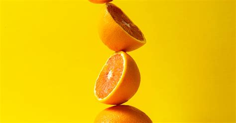 감귤류 감귤류의 아우란티움 건강 식품 건강한 고립된 과일 과일 과일 스택 과즙이 많은 균형이 잡힌 노란색 노란색 배경 다이어트 다채로운 달콤한 감귤