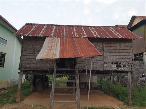 បុរសម្នាក់យកច្រវាក់ចងកធ្វើអត្តឃាតនៅលើផ្ទះដោយពុំដឹងមូលហេតុនៅស្រុកខ្សាច់កណ្ដាល នគរដ្រេហ្គន