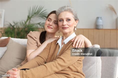 Retrato De Madre Vieja E Hija Madura Abrazándose En Casa Feliz Mamá