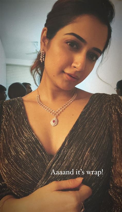 Damn Shes Looking 🔥🔥🔥 R Ashika Ranganath