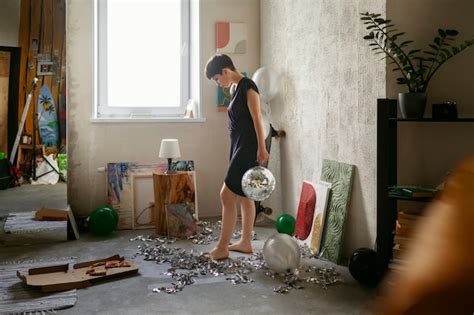 Adolescente limpiando la habitación para reducir el efecto de la resaca Foto Gratis