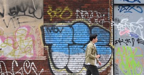 거리 거리 사진 거리 스타일 거리 예술 거리 패션 걷고 있는 겉옷 공공 예술 그래피티 그래피티 아티스트 낙서 벽 낙서 벽화 낙서 예술 남성 남자