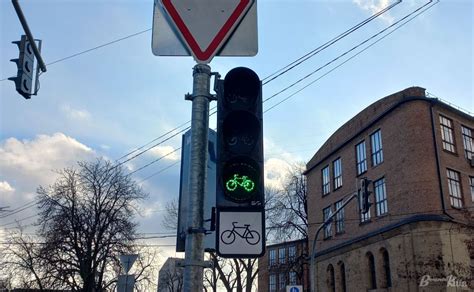 На Арсенальній площі встановили світлофор для велосипедистів Вечірній Київ