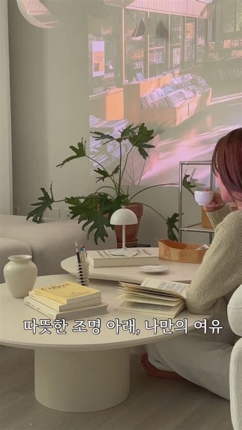 황혜연 L 데일리리본 인테리어 살림 침실 속 작은 홈오피스 그리고 나만의 시네마 And 뮤직룸 🎬🎶 컴퓨터 모니터 삼텐바이미 그리고 에어컨 화면까지 우리