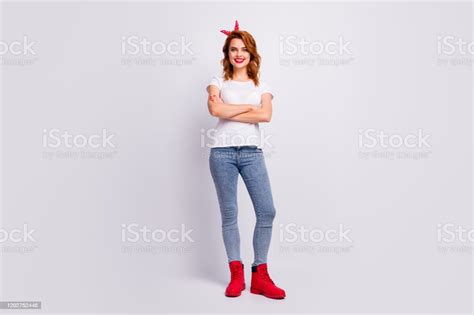 그녀의 전체 길이 몸 크기보기 그녀의 좋은 매력적인 사랑스러운 꽤 자신감 쾌활한 쾌활한 소녀 착용 현대 모습 접힌 팔 위에 고립 된 밝은 흰색 파스텔 색상 배경 T 셔츠에