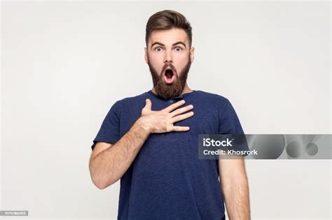 Ich Kann Das Nicht Glauben Ein Mann Steht Und Schaut Mit Großen Augen