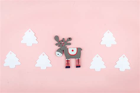 파스텔 핑크 배경 하드 라이트 그림자에 크리스마스 또는 새해 배경 흰색 크리스마스 트리와 사슴 휴일 개념 플랫 레이 상단 보기 복사 공간 0명에 대한 스톡 사진 및 기타