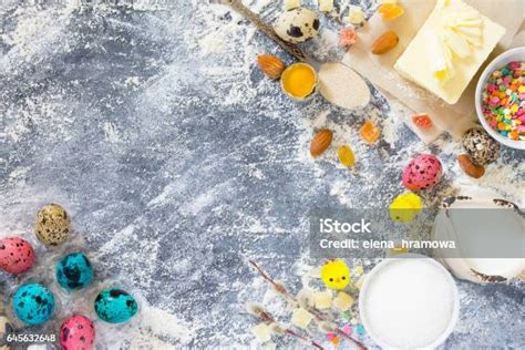 부활절의 축 하에 대 한 제조 법 배경 요리 메 추 라 기 계란 우유 설탕 버터 건조 효 모와 밀 돌 테이블에 밀가루 보기 상위 공간을 복사 합니다 음식 배경입니다 0명에