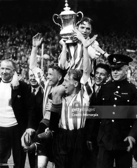 Fa Cup Final At Wembley May 1937 Sunderlands H Carter Lifts The
