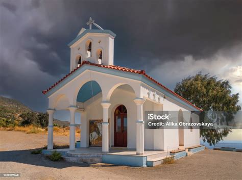 그리스 교회 성 조지 구름의 배경에 그리스의 그리스 섬 에비아에 승리 0명에 대한 스톡 사진 및 기타 이미지 0명 건물 정면 건축 Istock