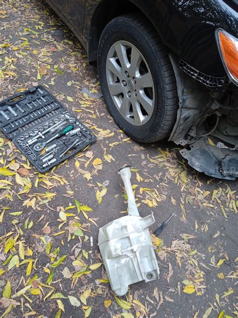 Замена бачка омывателя — Toyota Camry (XV40), 2,4 л, 2008 года | своими ...