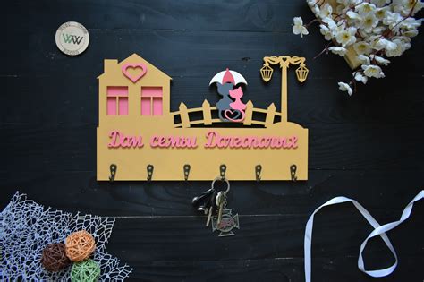 Купить Деревянная настенная ключница в прихожую Дом семьи с фамилией Котики под зонтом цена