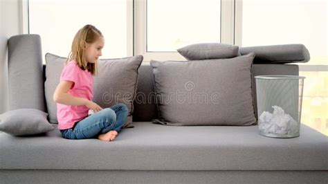 Бумаги красивой девочки бросив в ящик сток видео Видео насчитывающей бумага прелестное