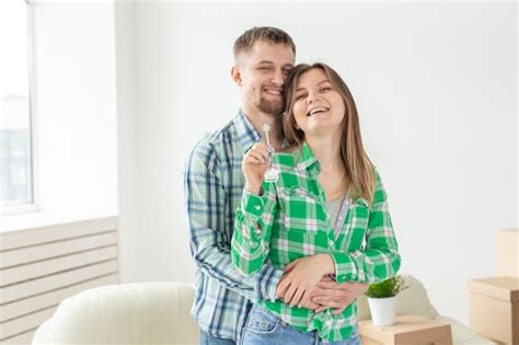 Imágenes De Pareja Sonriendo Casa Descarga Gratuita En Freepik