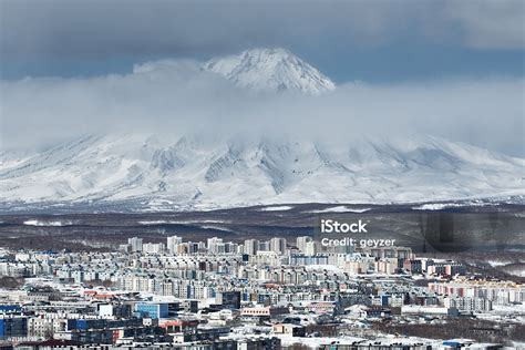 페트로파블롭스크 캄차츠키 도시 및 활동적임 코랴크 볼케이노 러시아 캄차카 겨울에 대한 스톡 사진 및 기타 이미지 겨울 캄차카 반도 0명 Istock