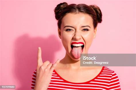 클로즈업 사진 아름 다운 평온한 그녀의 여자 예쁜 머리 두 번 밝은 빨간색 포 마 드 큰 입술 혀 밖으로 입 로커 제스처 착용 캐주얼 스트라이프 레드 화이트 T 셔츠 고립