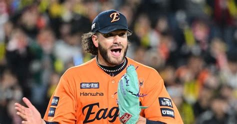 사진 한화 선발 코디 폰세 신구장에서 파이팅 넘치게